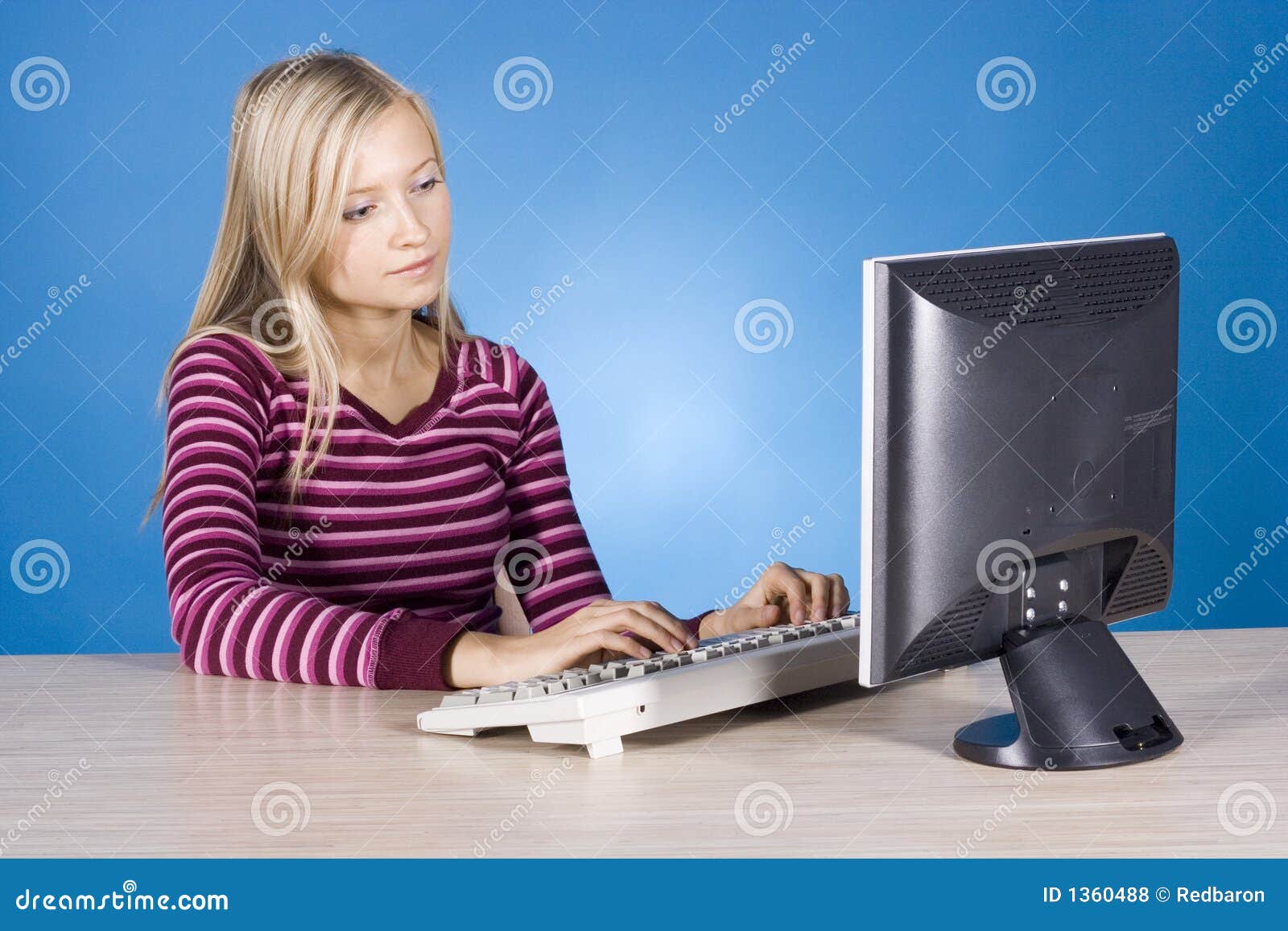Junge Blonde Frau am Computer Stockfoto - Bild von wissenschaft, lernen ...