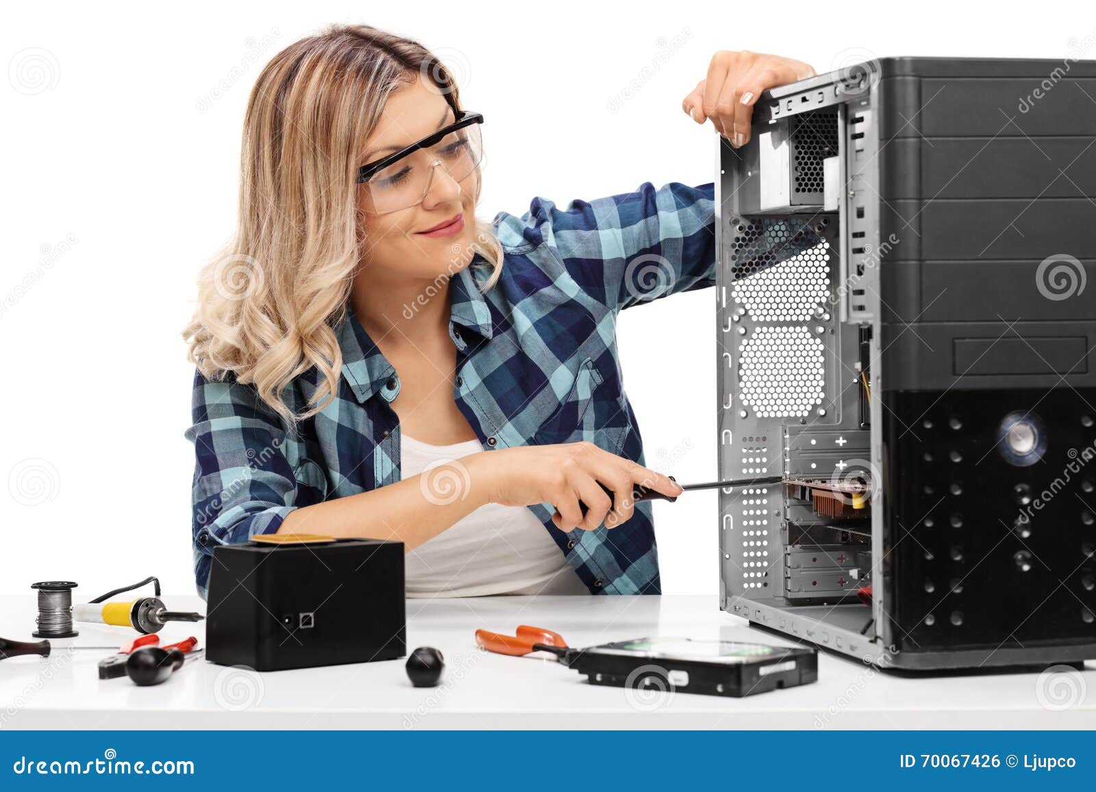 Junge Blonde Frau, Die Einen Computer Repariert Stockfoto - Bild von ...