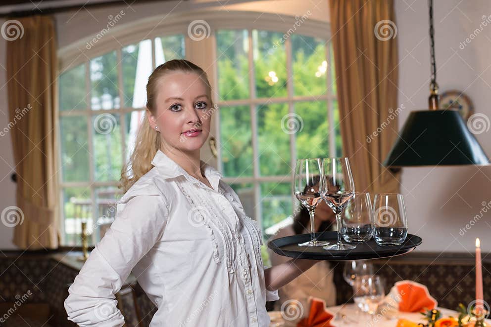 Junge Blonde Kellnerin in Einem Restaurant Stockbild - Bild von ...