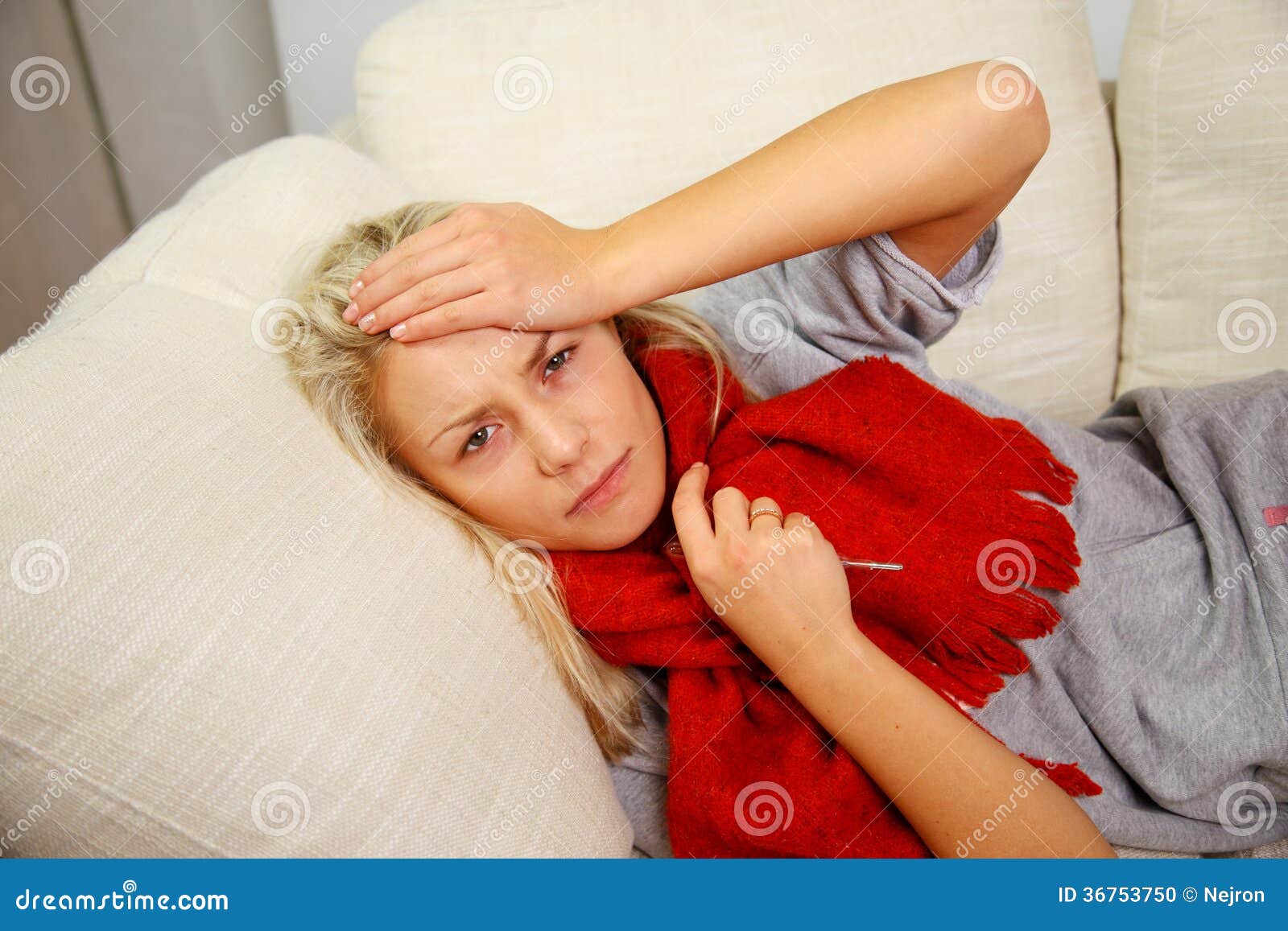 Junge blonde kranke Frau stockfoto. Bild von schauer - 36753750