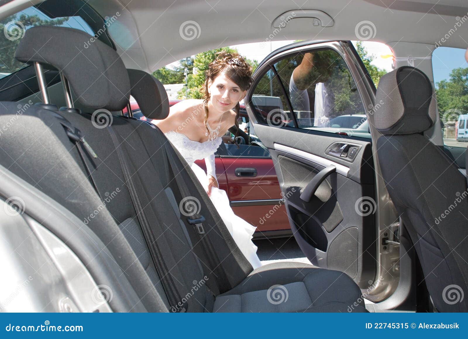 Junge Braut Hinter Dem Auto Stockbild - Bild von frau, nett: 22745315