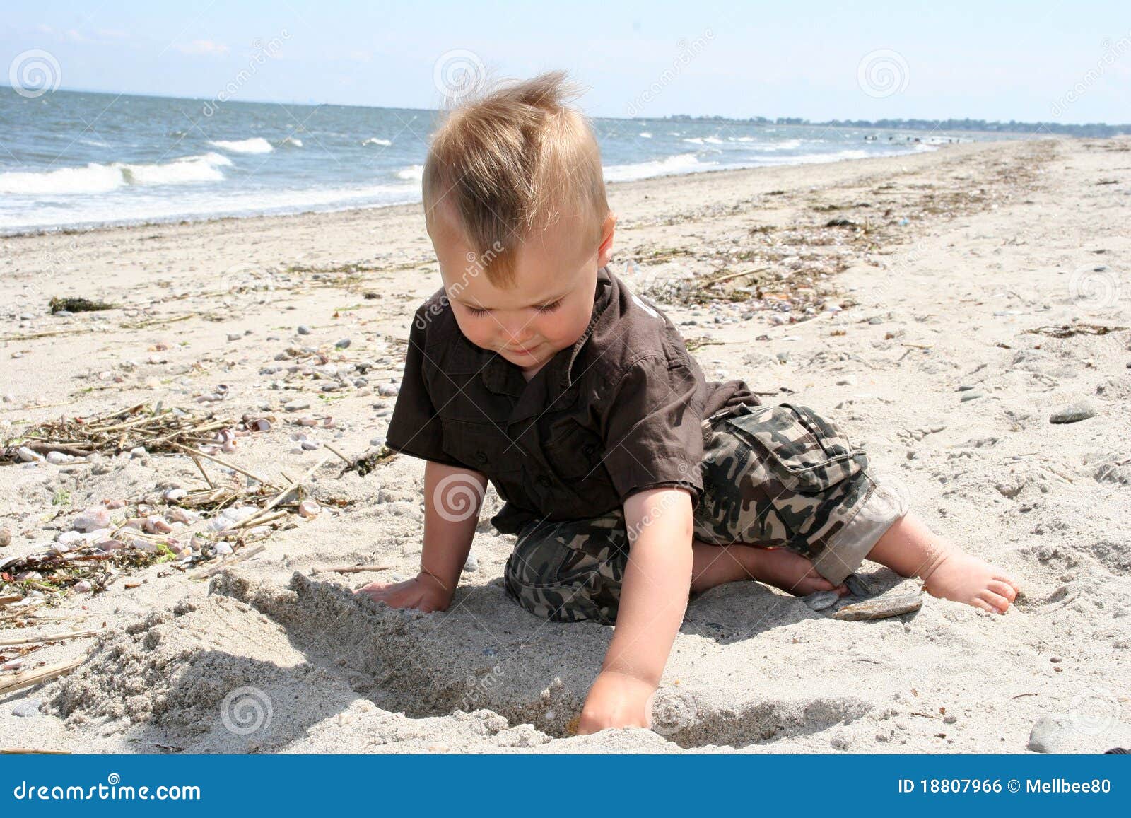 Junge, Der in Den Sand Gräbt Stockfoto - Bild von ufer, steuerknüppel ...