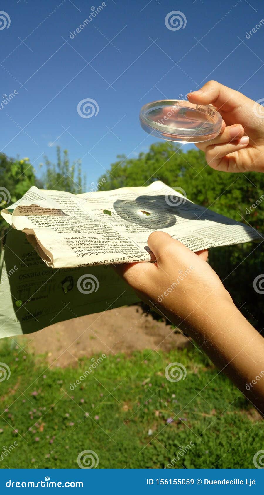 Junge, Der Ein Papier Mit Der Sonne Und Einer Lupe Verbrennt Stockbild ...