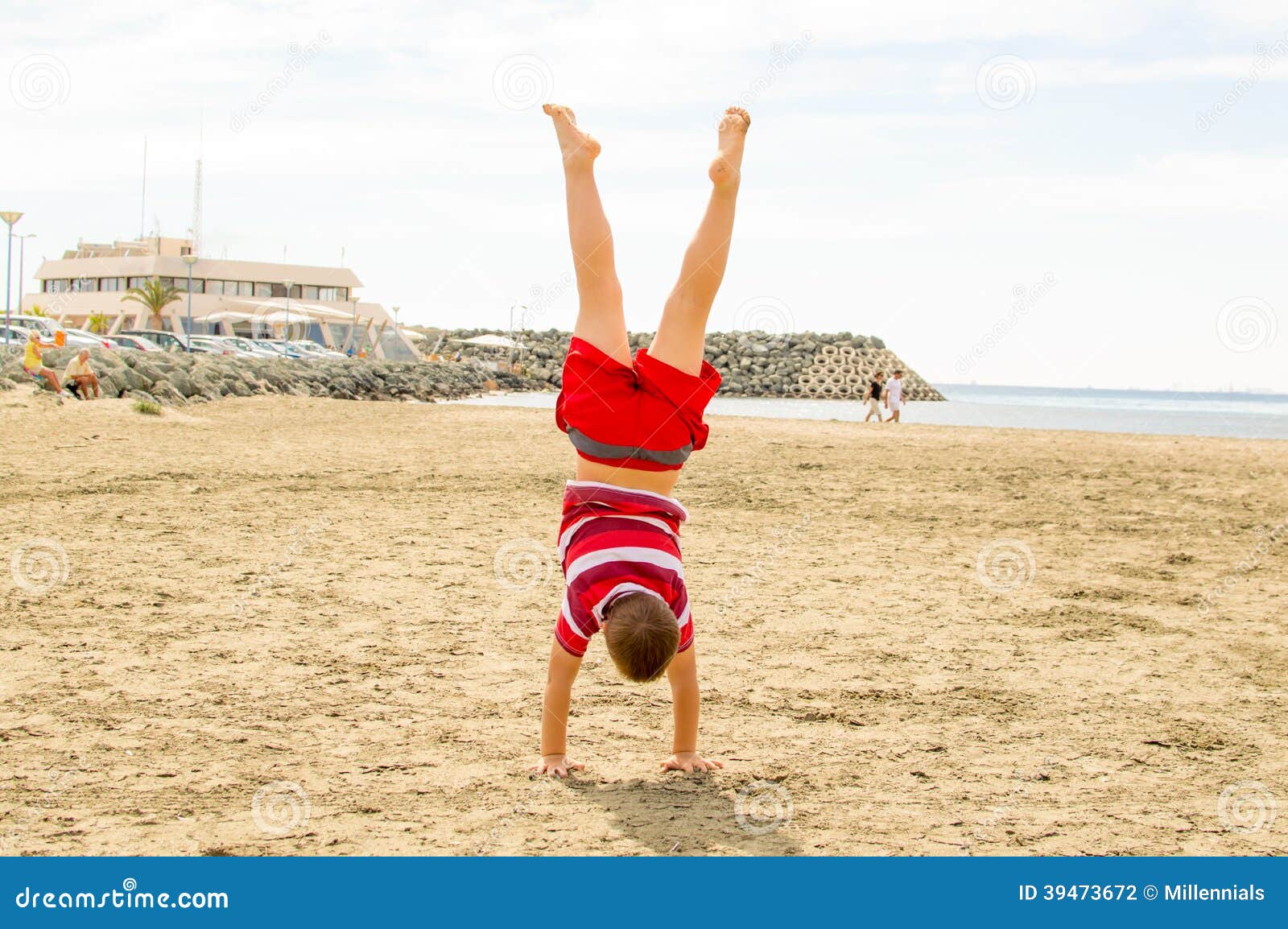 Junge, Der Einen Handstand Macht Stockfoto - Bild von kaukasisch, leute ...