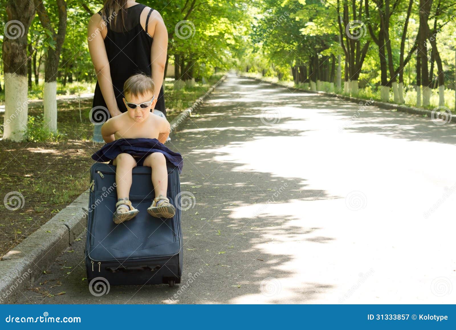 Junge, Der Einer Laufkatzenreisetasche Weitergemacht Wird Stockbild ...
