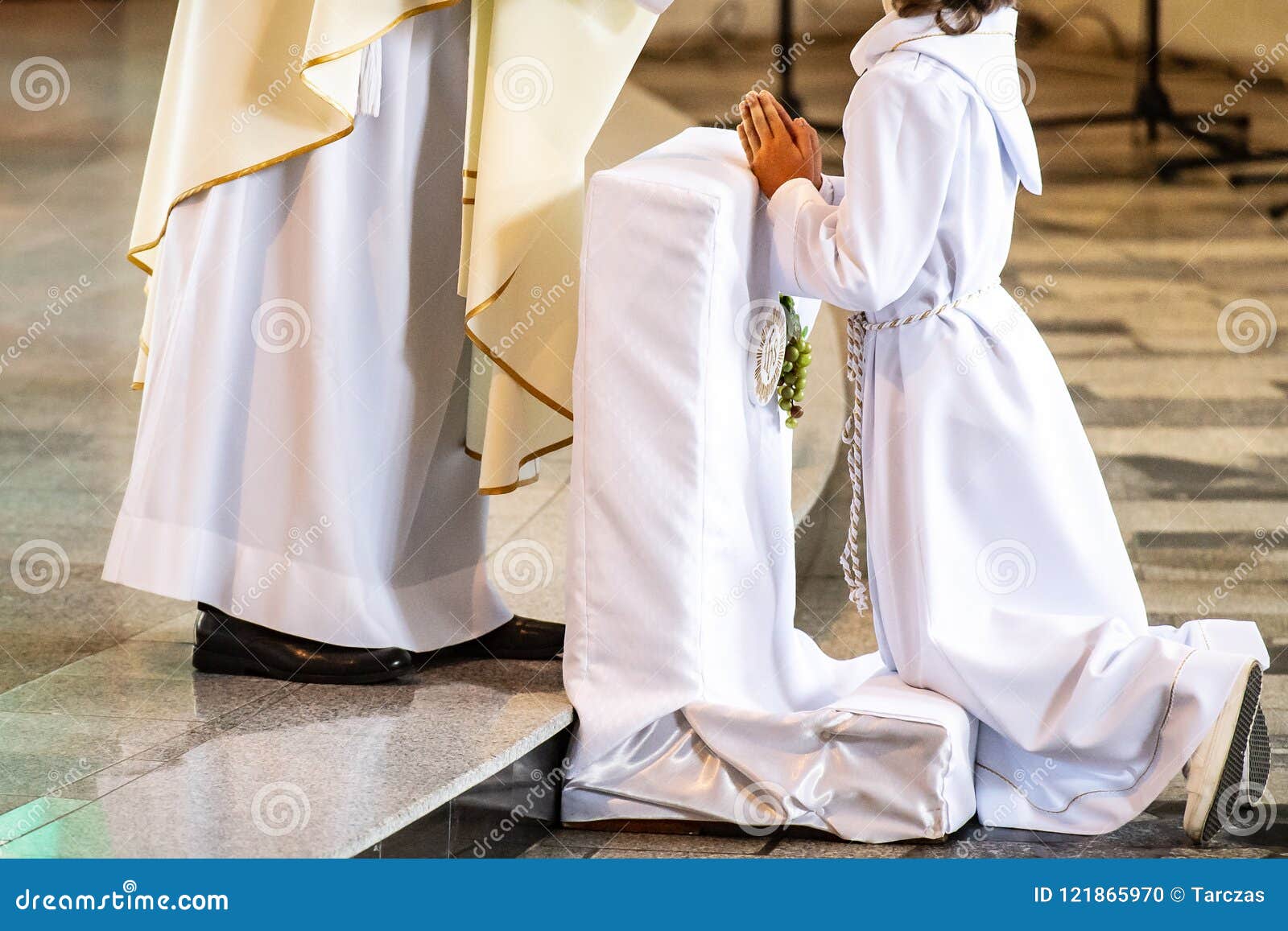 Junge, Der Erste Heilige Kommunion Annimmt Stockfoto - Bild von ...
