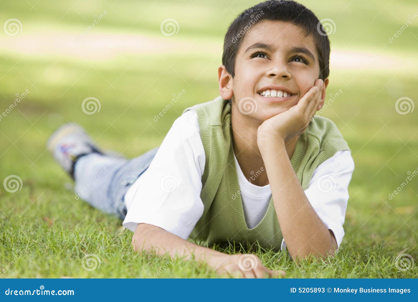 Junge, Der Im Park Sich Entspannt Stockbild - Bild von junge, zicklein ...