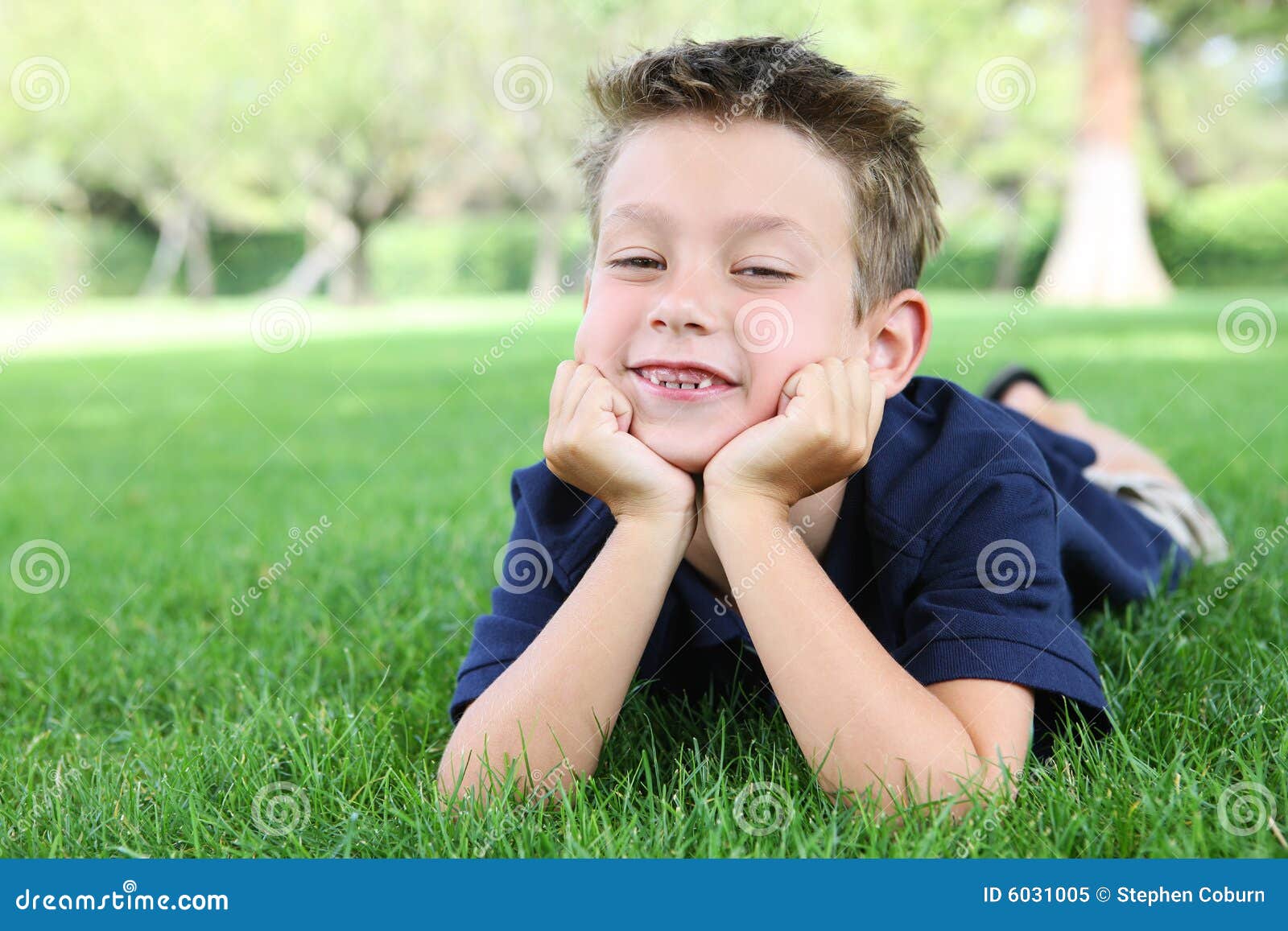 Junge, Der Im Park Sich Entspannt Stockbild - Bild von glücklich ...