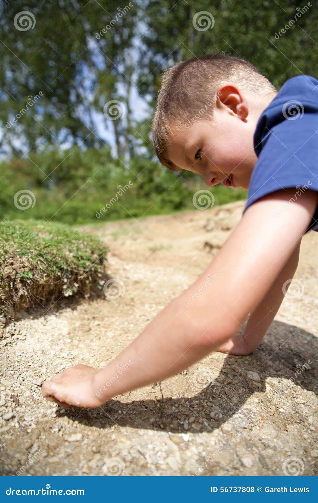 Junge, der im Sand spielt stockfoto. Bild von suchen - 56737808
