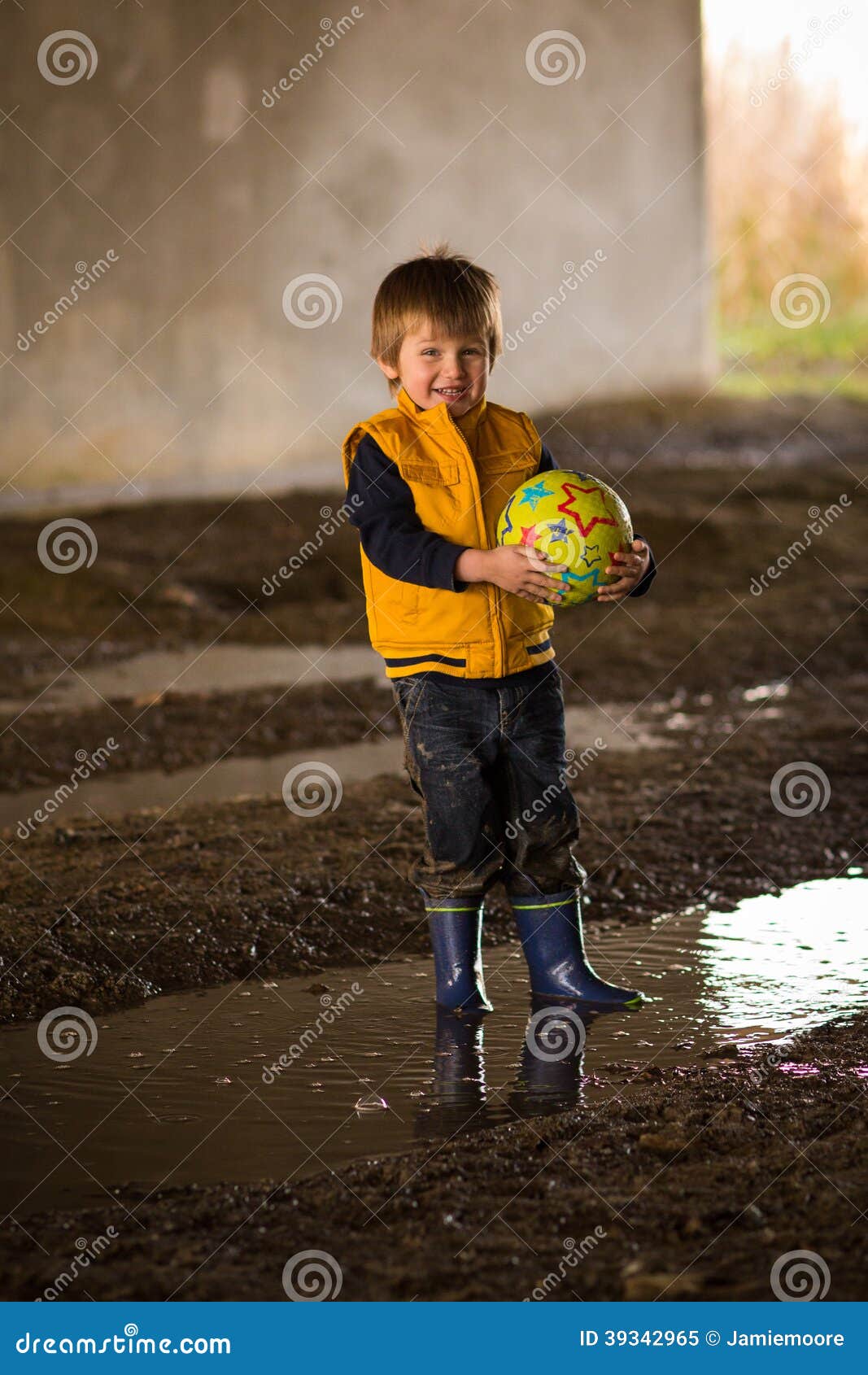 Junge, Der Im Schlamm Spielt Stockbild - Bild von schlamm, kind: 39342965