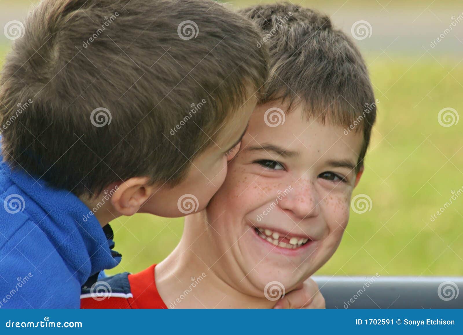 Junge, Der Kuss Auf Backe Gibt Stockbild - Bild von bruder, küssen: 1702591