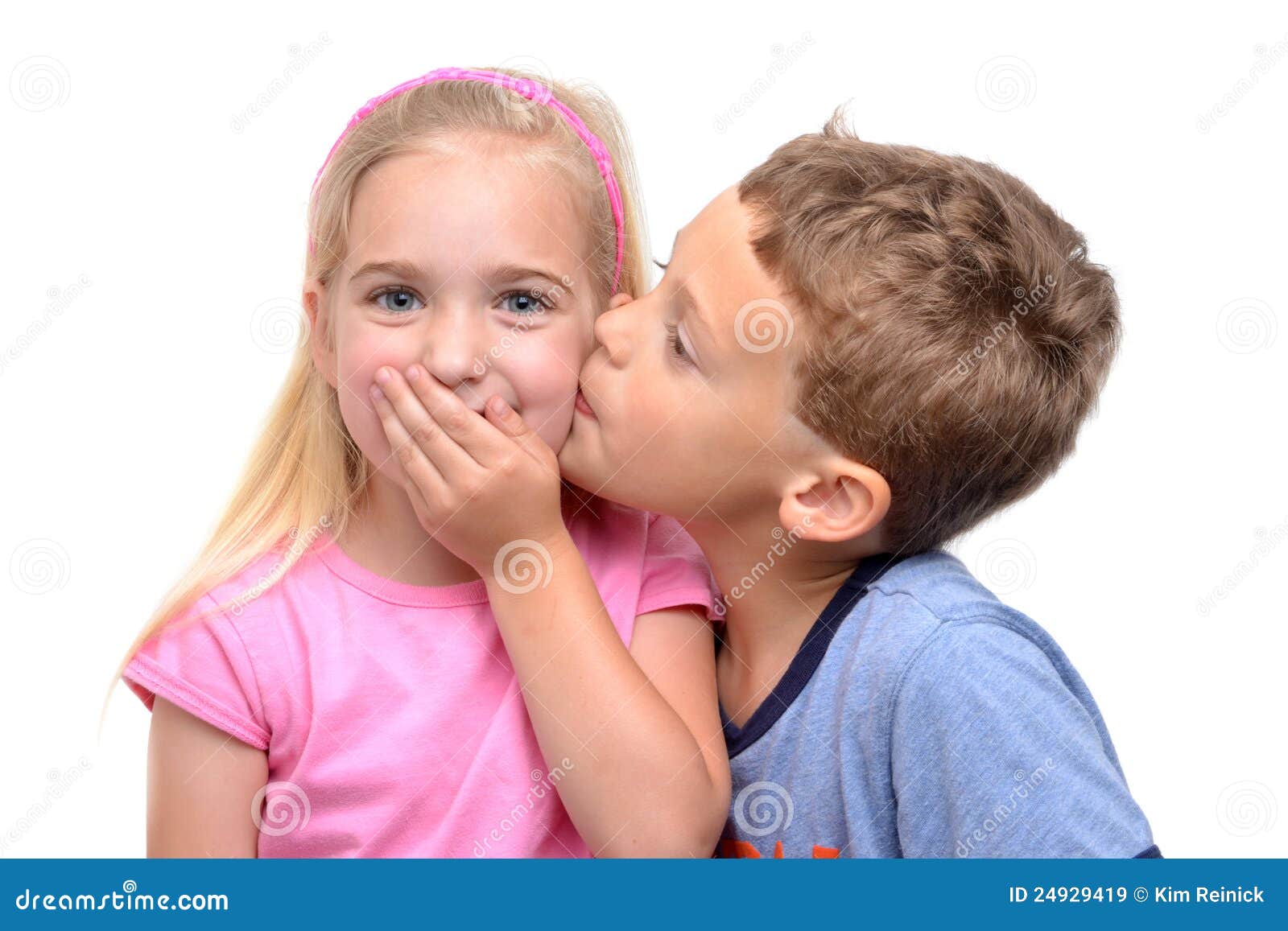 Junge, der Mädchen küßt stockbild. Bild von kuss, backe - 24929419