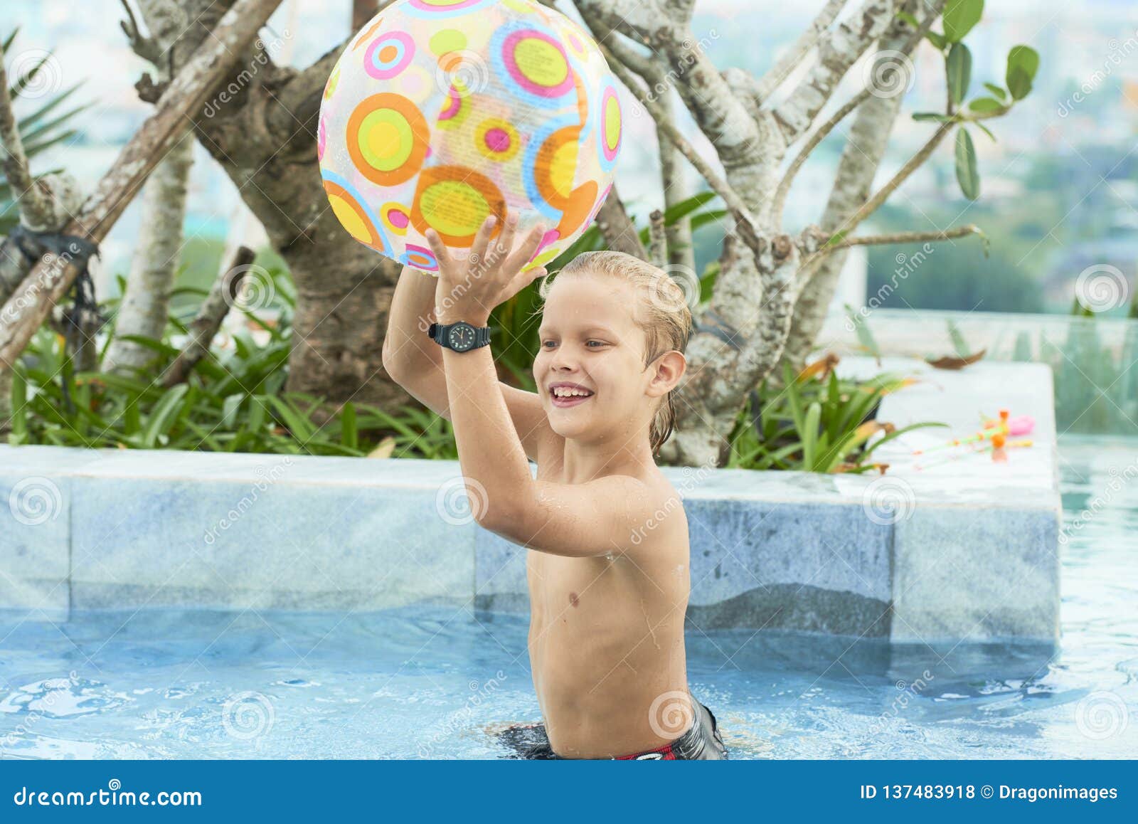 Junge, Der Mit Ball Im Pool Spielt Stockfoto - Bild von kindheit ...