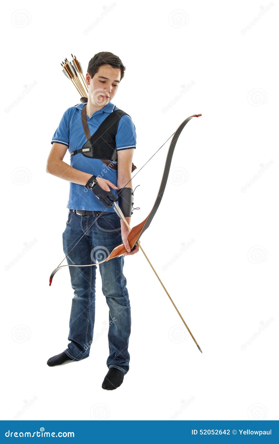 Junge, Der Mit Bogen Einen Pfeil Steht Stockfoto - Bild von pfeil ...