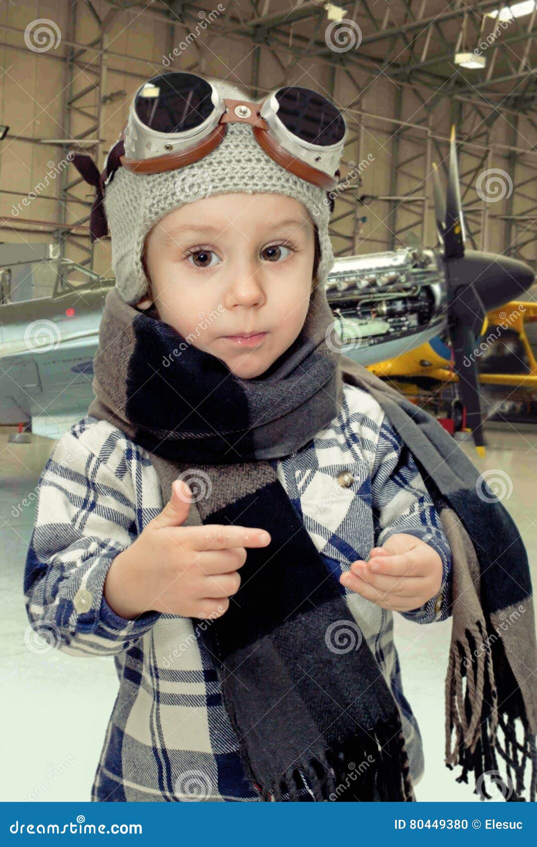 Junge, Der Mit Pilothut Spielt Stockfoto - Bild von pilot, gläser: 80449380