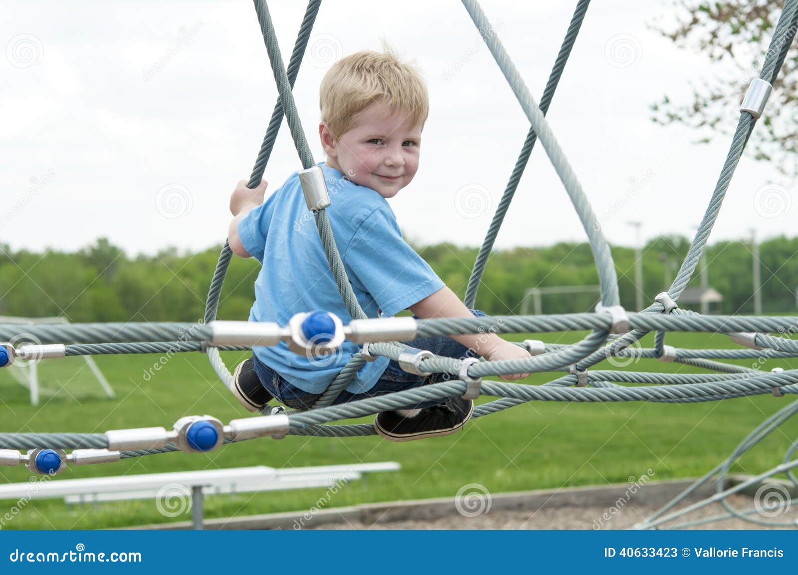 Junge, der am Park spielt stockbild. Bild von junge, park - 40633423