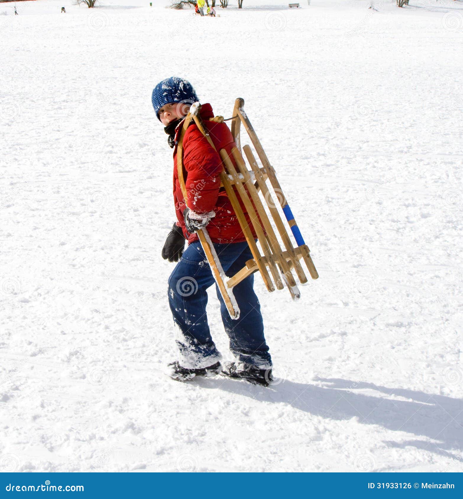 Junge, Der Seinen Schlitten Im Schnee Trägt Stockfoto - Bild von haare ...