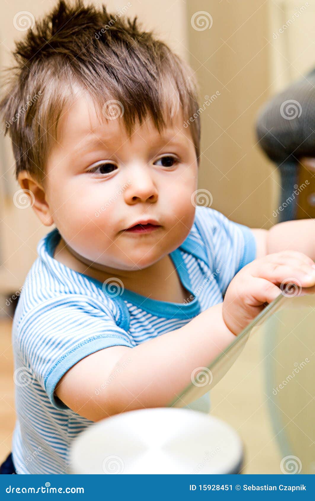 Junge, der am Tisch steht stockbild. Bild von nett, zicklein - 15928451