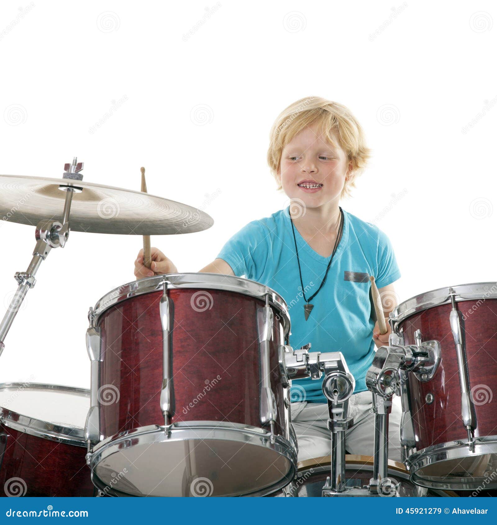 Junge, der Trommeln spielt stockbild. Bild von blond - 45921279