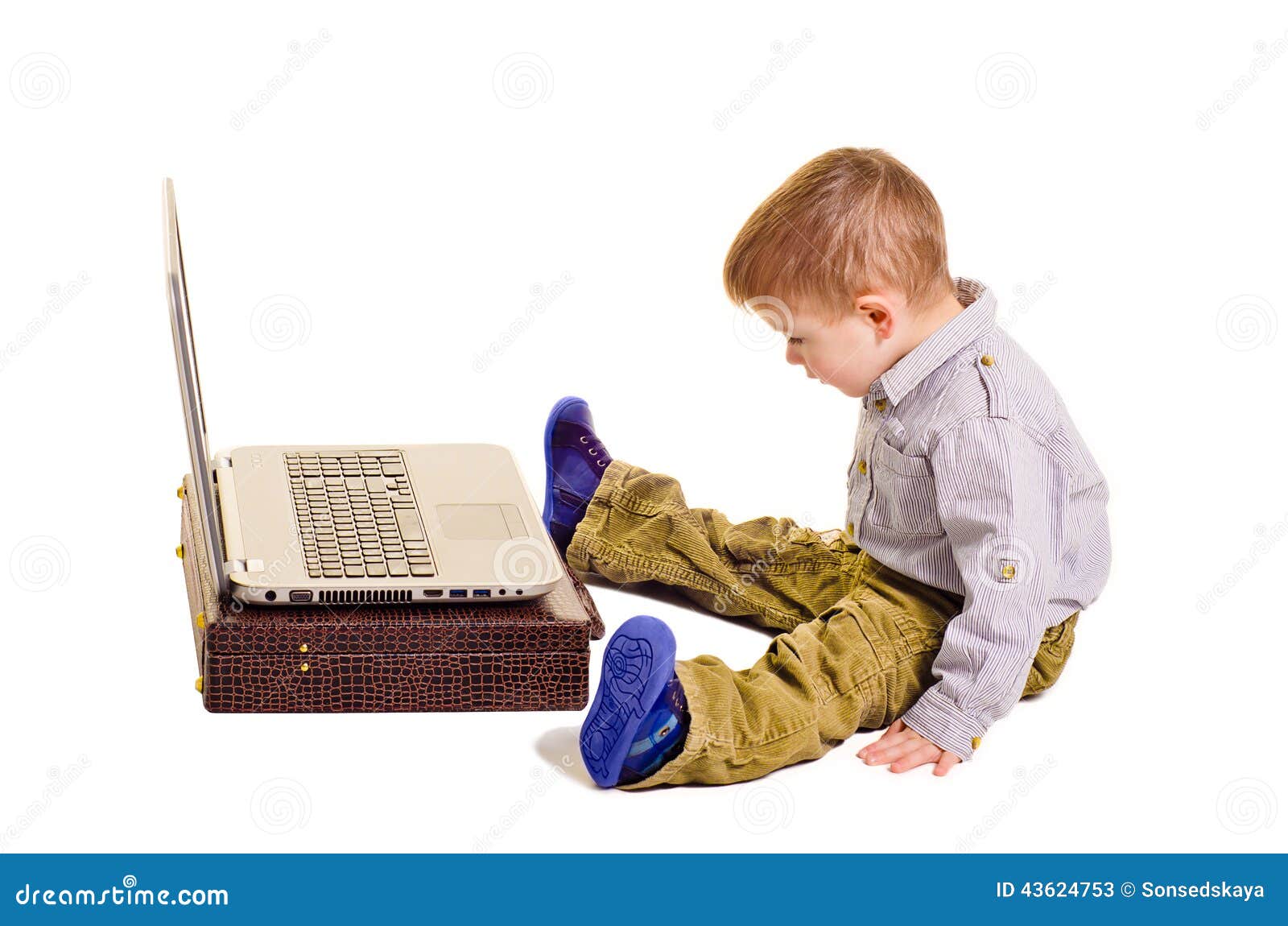 Junge, Der Vor Einem Laptop Sitzt Stockbild - Bild von internet ...
