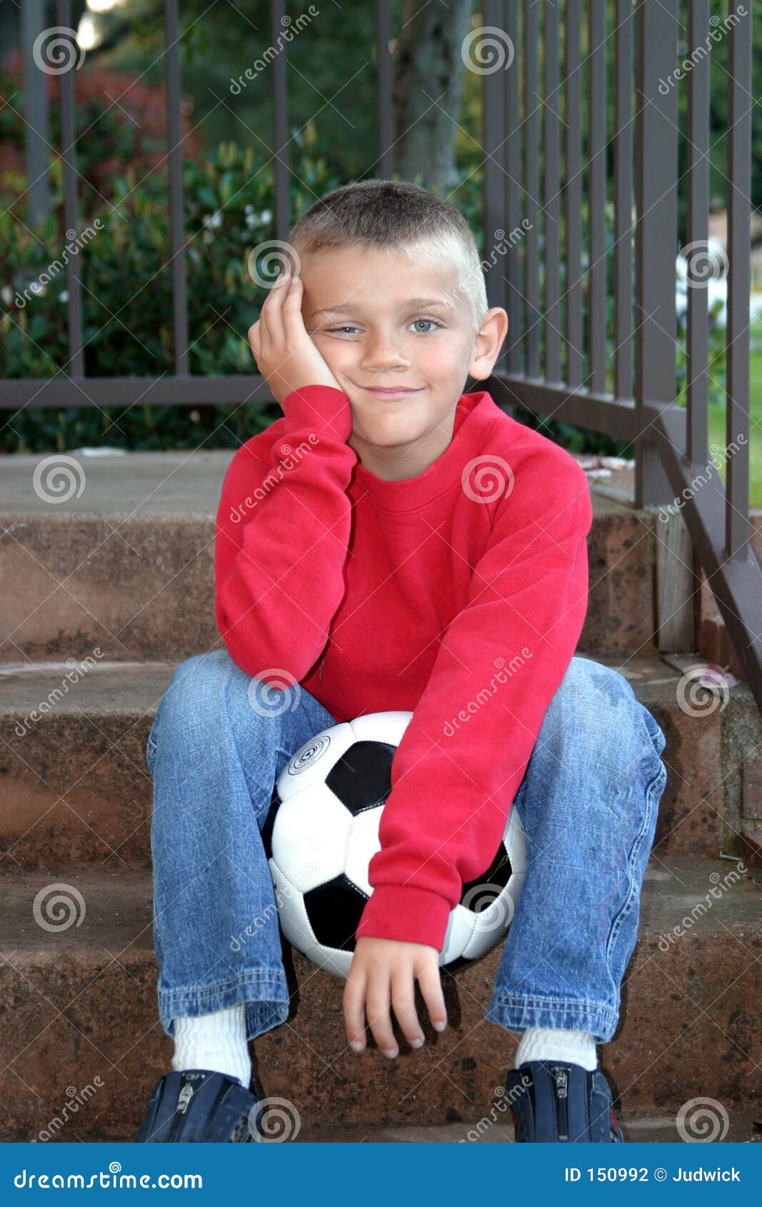 Junge, Der Wartet, Um Zu Spielen Stockfoto - Bild von sitzung, kugel ...