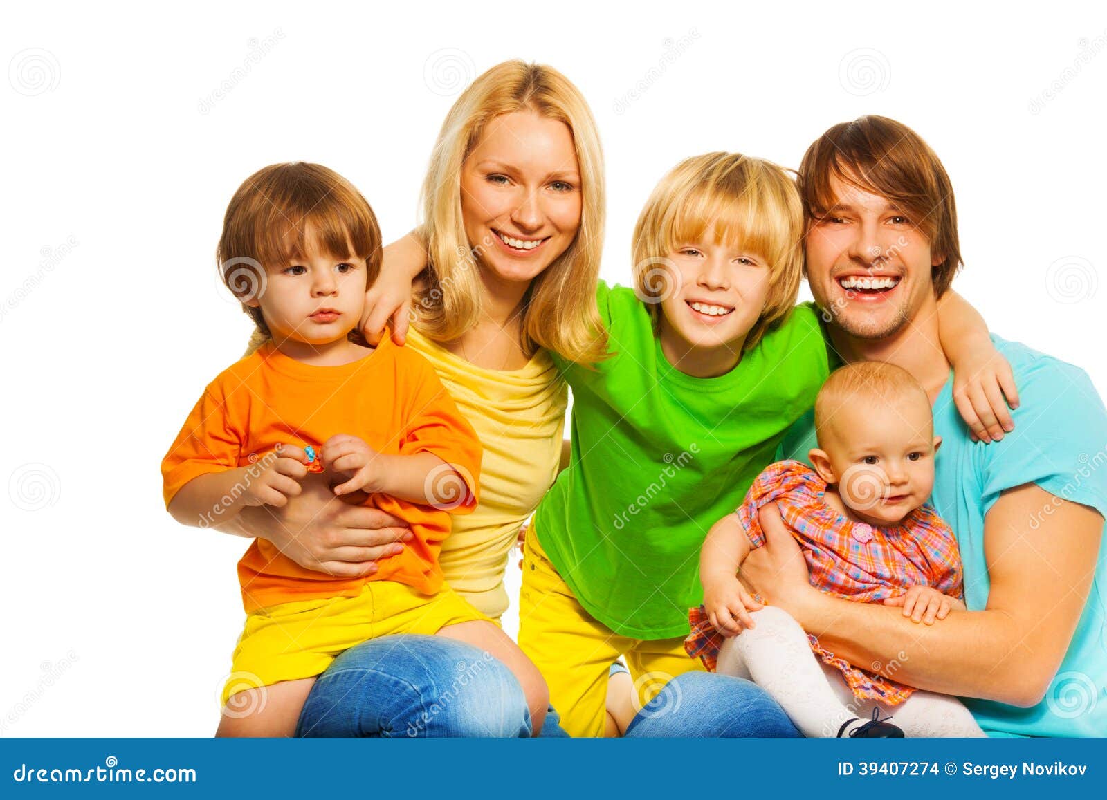 Junge Eltern mit Kindern stockfoto. Bild von liebe, blond - 39407274