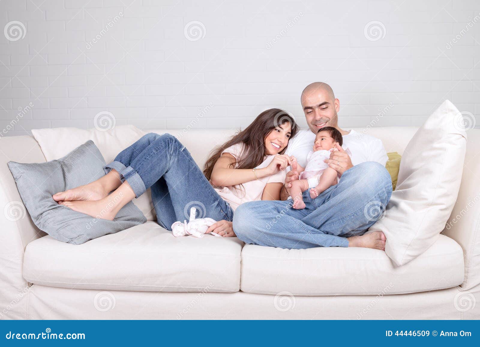 Junge Eltern Mit Kleinem Baby Zu Hause Stockbild - Bild von mutter ...