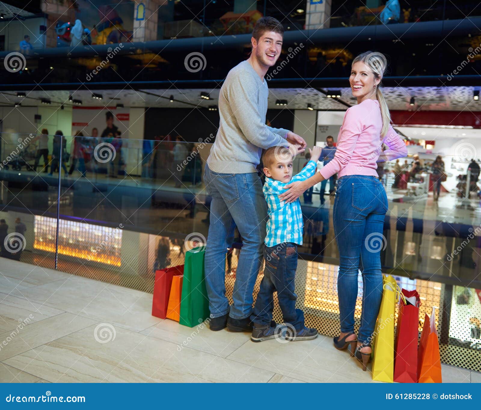 Junge Familie Mit Einkaufstaschen Stockfoto - Bild von lebensstil ... Junge Familie Mit Einkaufstaschen Stockfoto - Bild von lebensstil ...