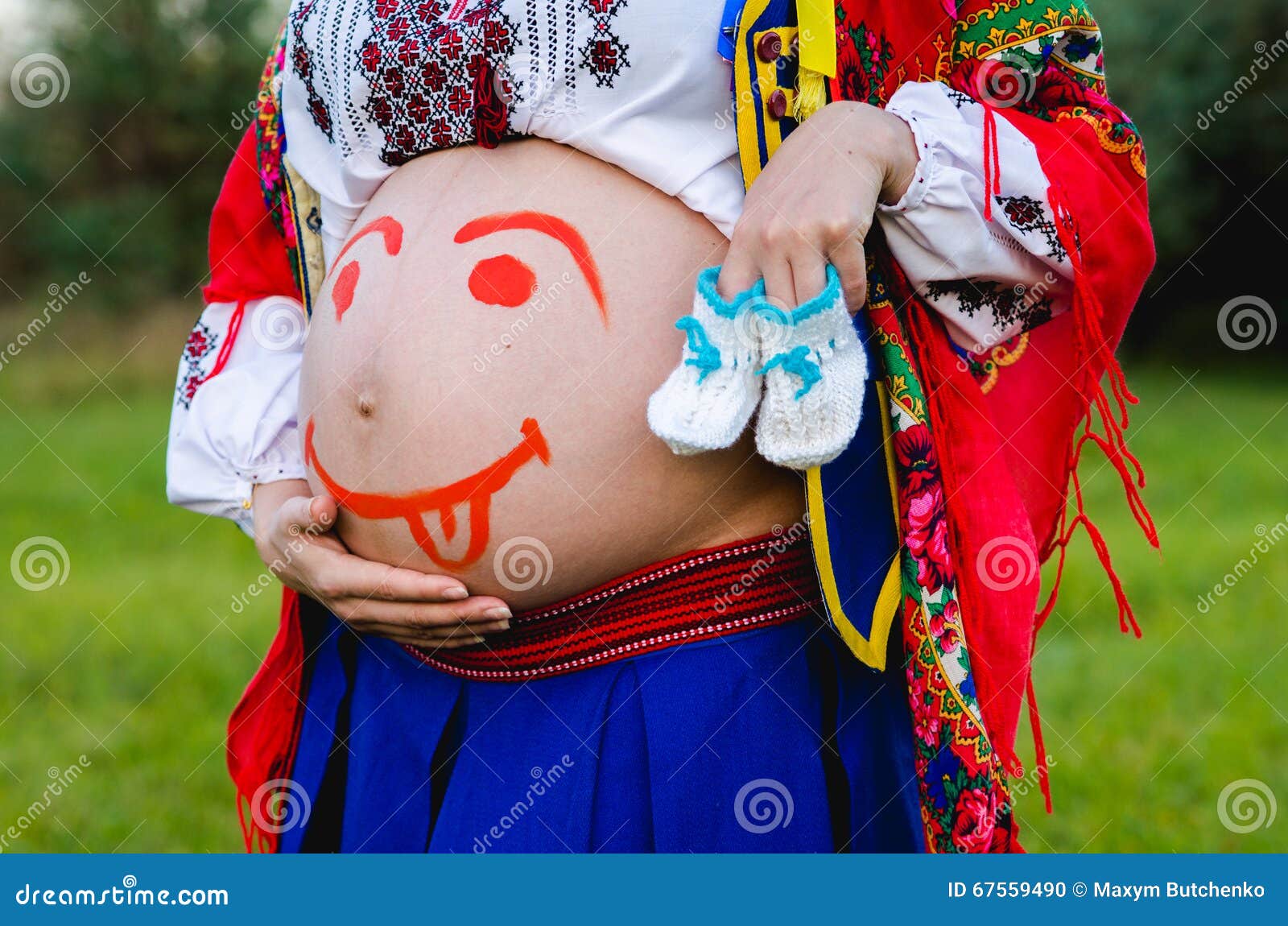 Junge Familie, Wenn Das Kind Gewartet Wird Stockfoto - Bild von ...