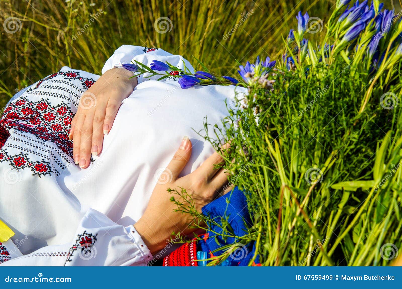 Junge Familie, Wenn Das Kind Gewartet Wird Stockbild - Bild von schutz ...