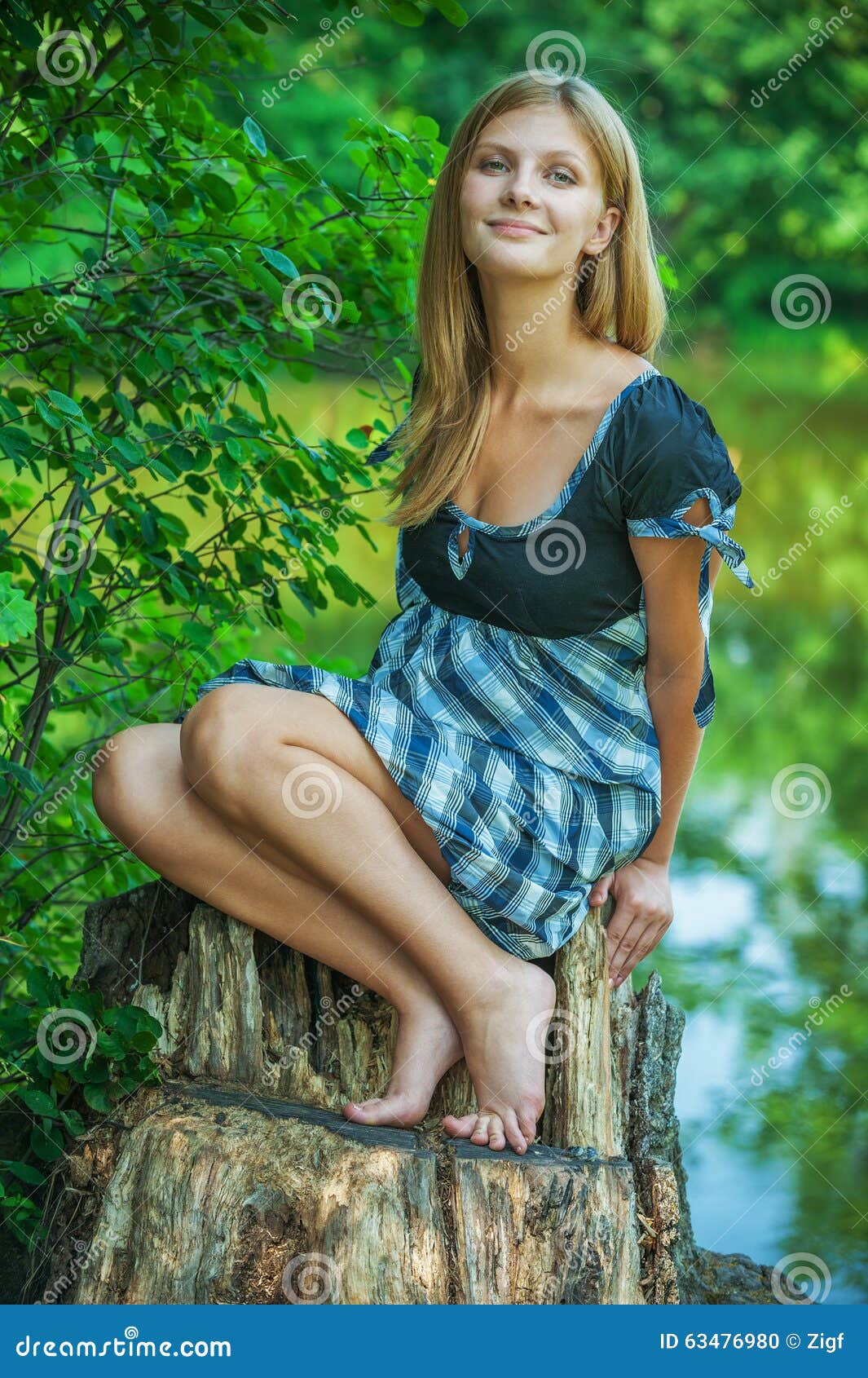 Junge Frau auf Stummel stockfoto. Bild von einzeln, mädchen - 63476980
