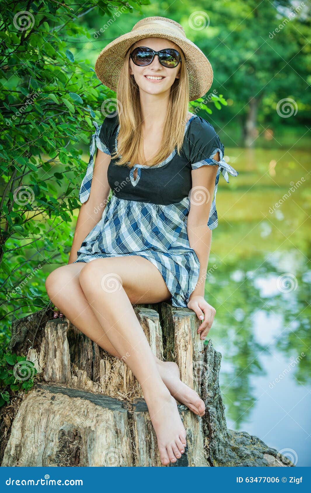 Junge Frau auf Stummel stockfoto. Bild von porträt, erholung - 63477006