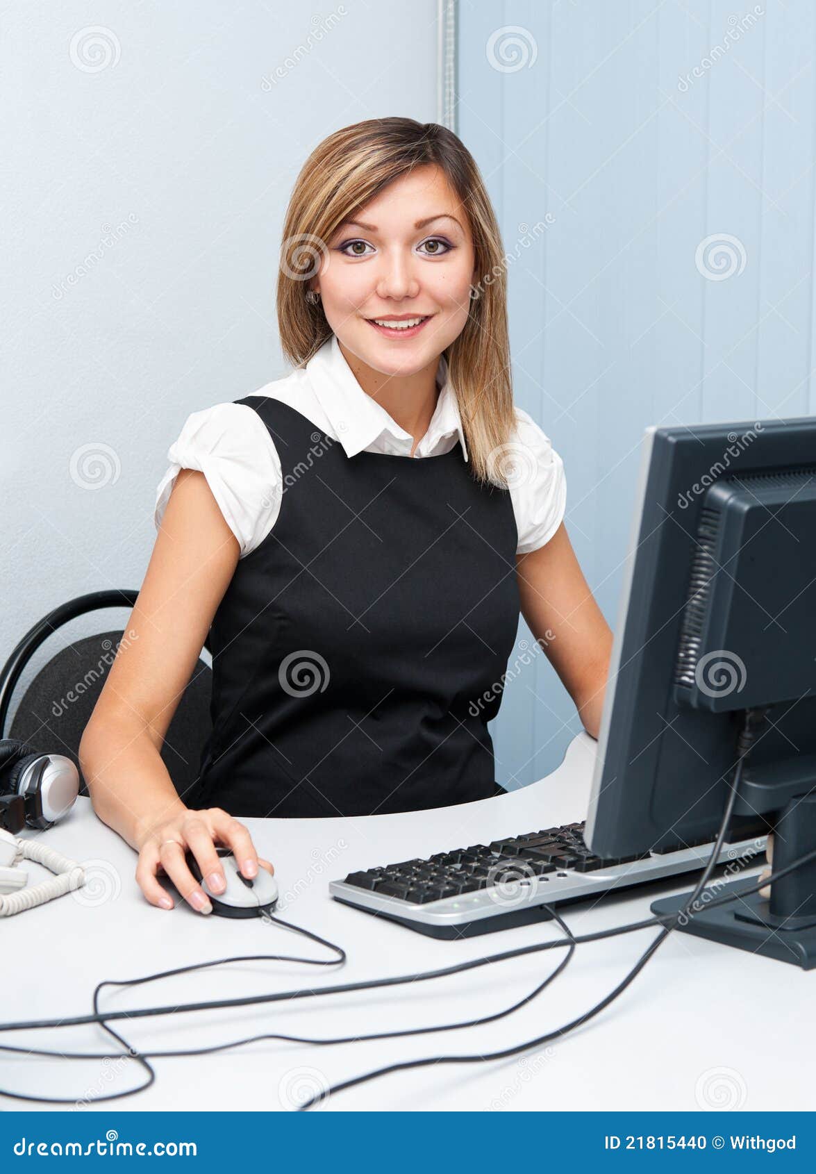 Junge Frau am Computer stockfoto. Bild von blick, maus - 21815440
