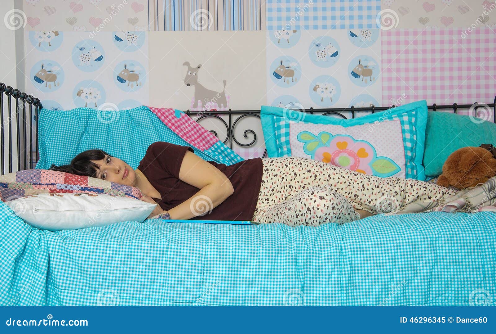 Junge Frau in den Pyjamas stockbild. Bild von jung, schlafanzüge - 46296345
