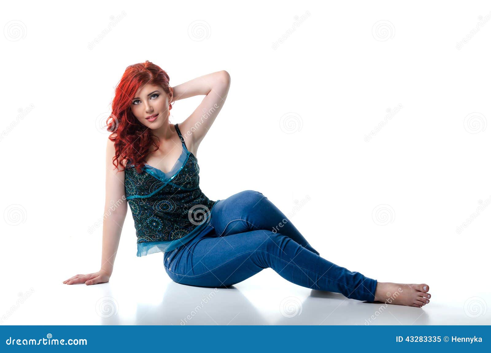 Junge Frau Die Auf Dem Boden Sitzt Stockbild Bild Von Dame