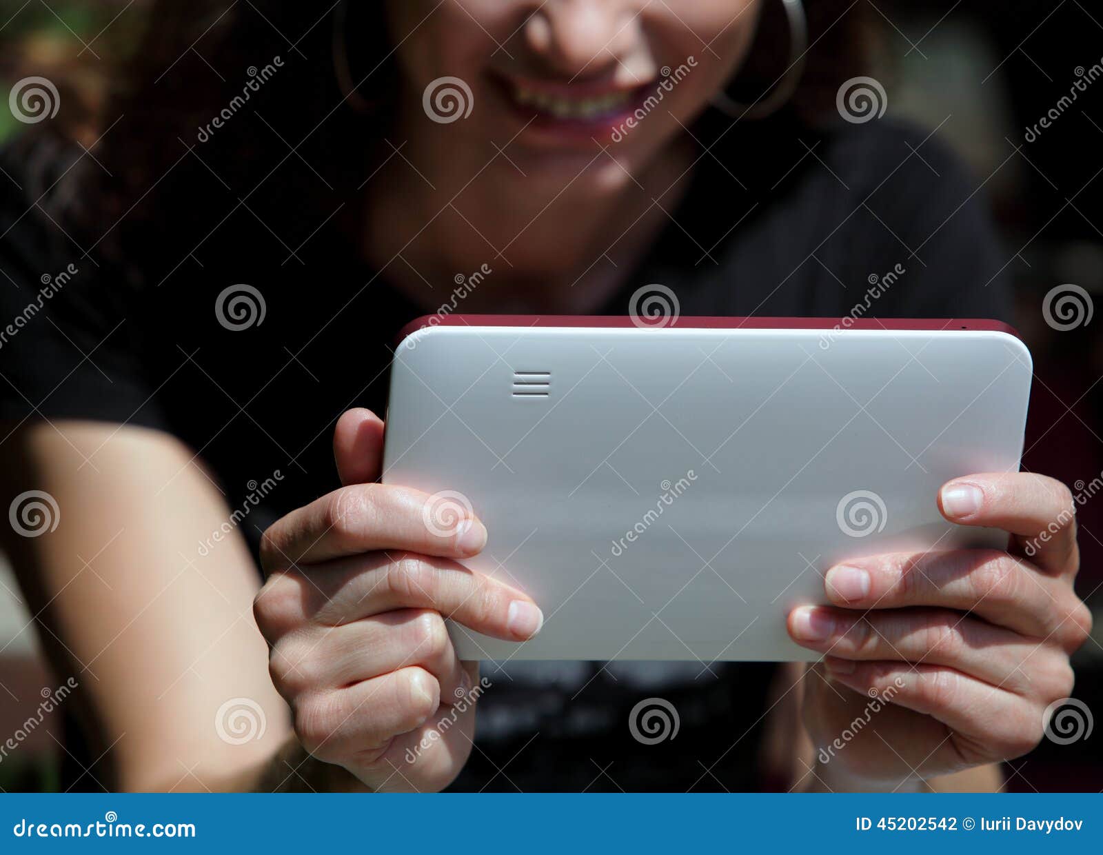 Junge Frau, Die Eine Tablette Verwendet Stockfoto - Bild von ...