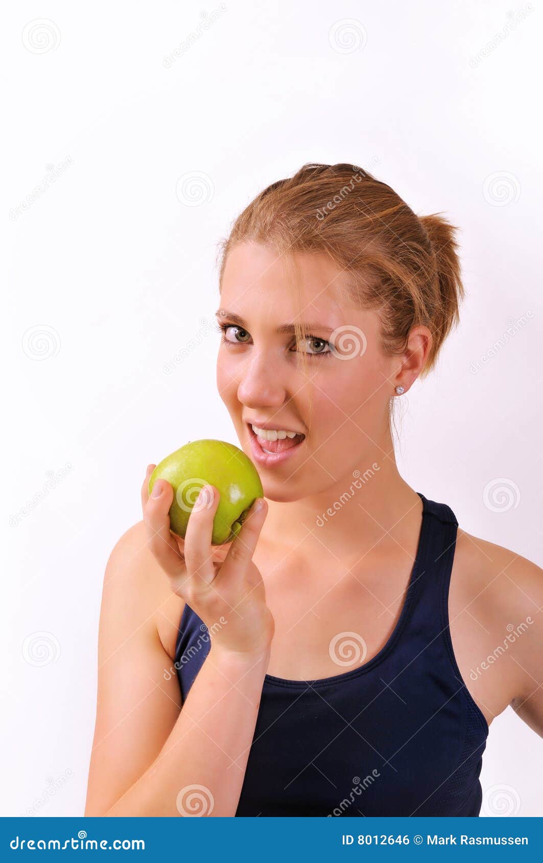 Junge Frau, Die Einen Apfel Isst Stockfoto - Bild von hintergrund ...