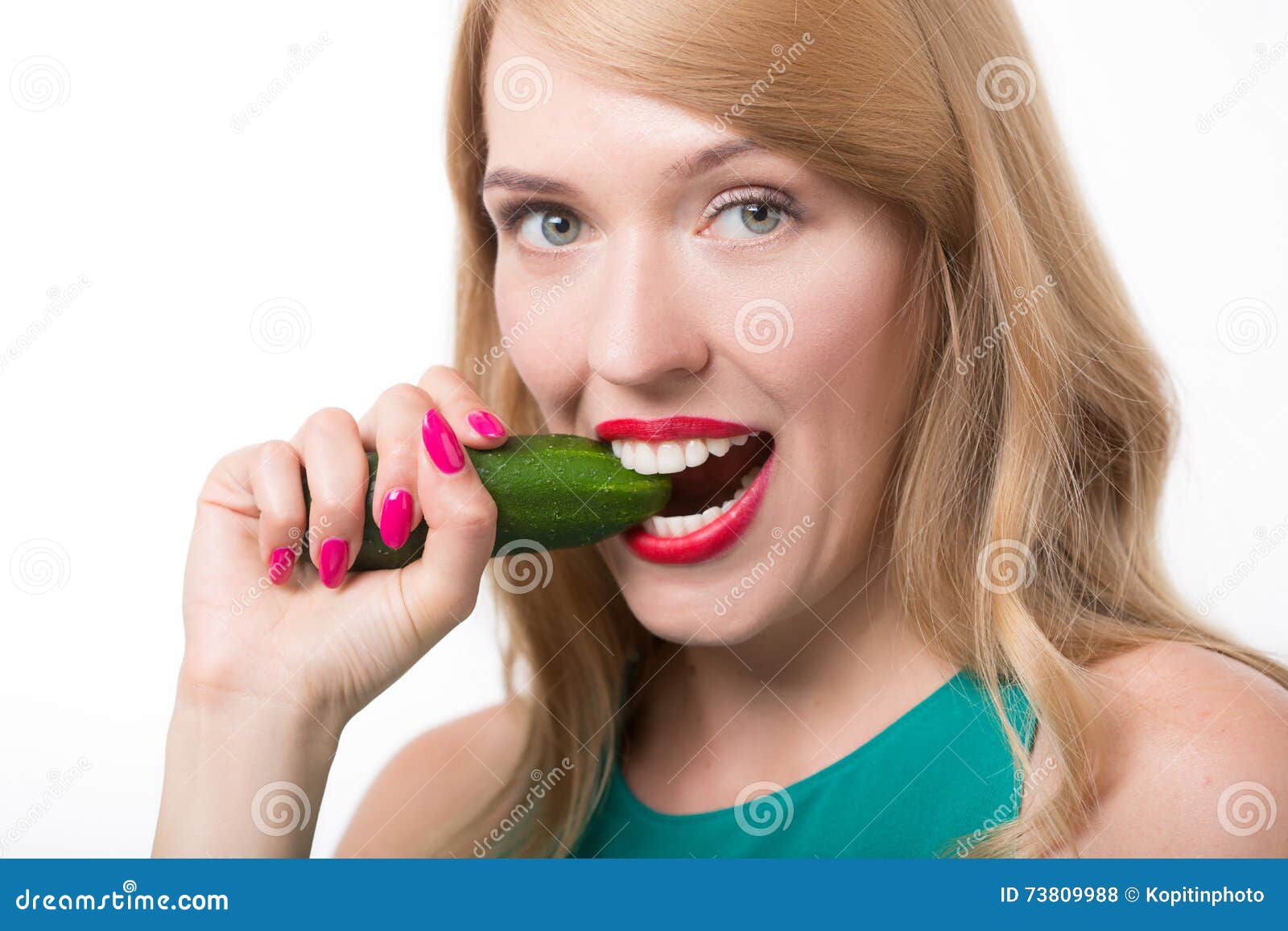 Junge Frau, die Gurke isst stockfoto. Bild von bissen - 73809988