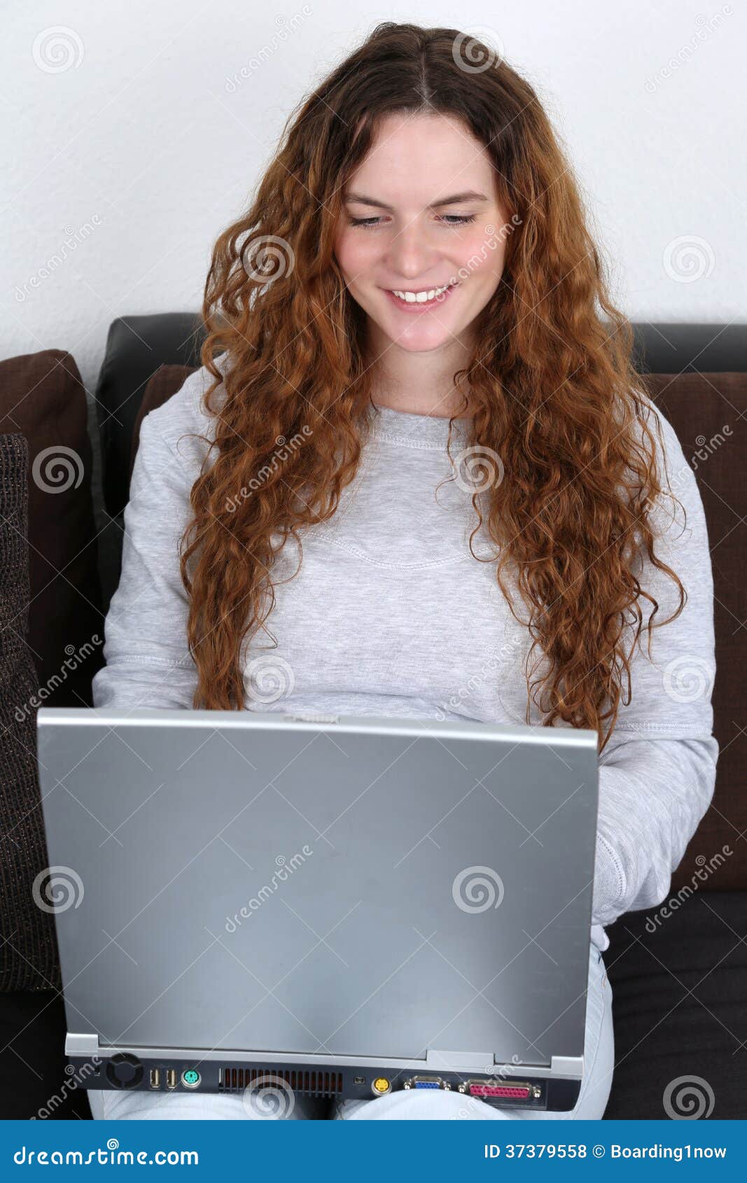 Junge Frau, Die Ihre Laptop-Computer Verwendet Stockfoto - Bild von ...