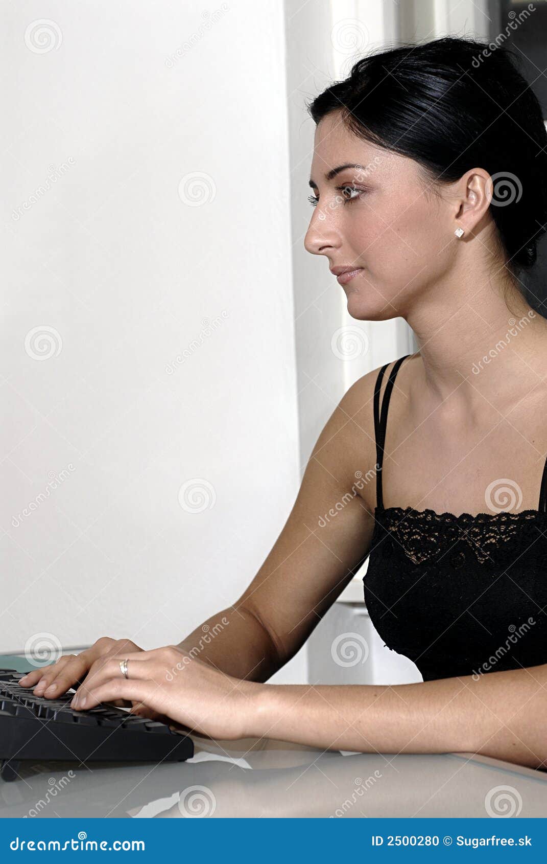 Junge Frau, Die an Ihrem Computer Arbeitet Stockfoto - Bild von haltung ...