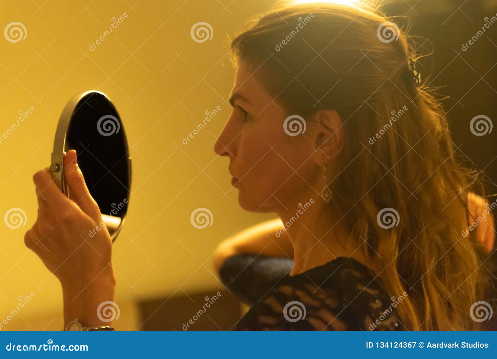 Junge Frau, Die Im Spiegel Schaut Stockbild - Bild von eleganz ... Junge Frau, Die Im Spiegel Schaut Stockbild - Bild von eleganz ...
