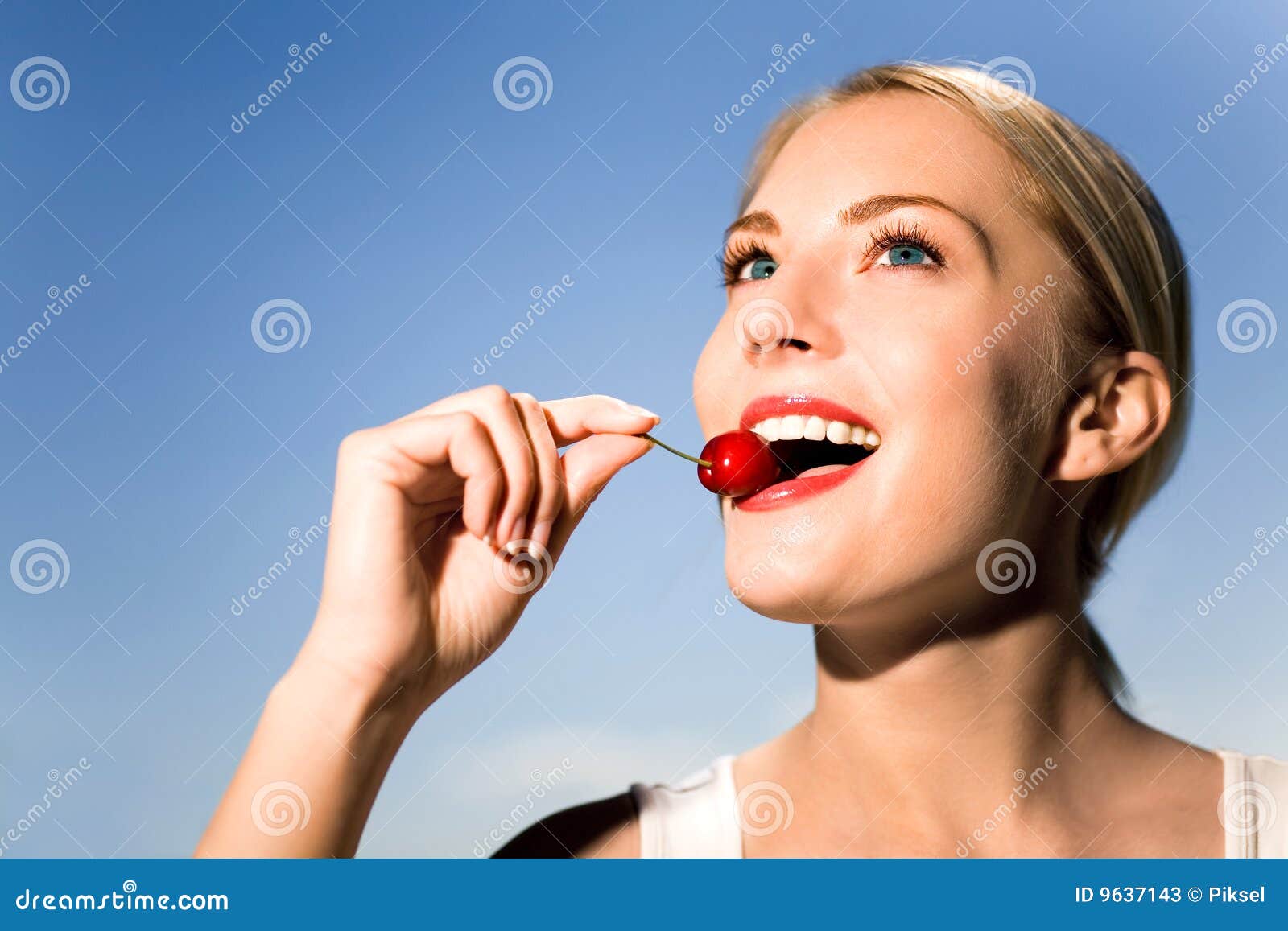Junge Frau, Die Kirsche Isst Stockbild - Bild von sorglos, frau: 9637143