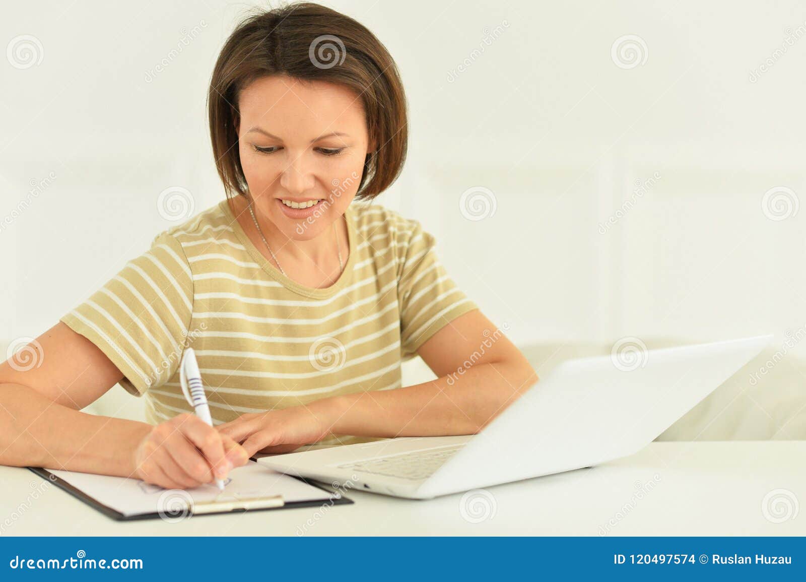 Junge Frau, Die Mit Laptop Arbeitet Stockfoto - Bild von schönheit ...