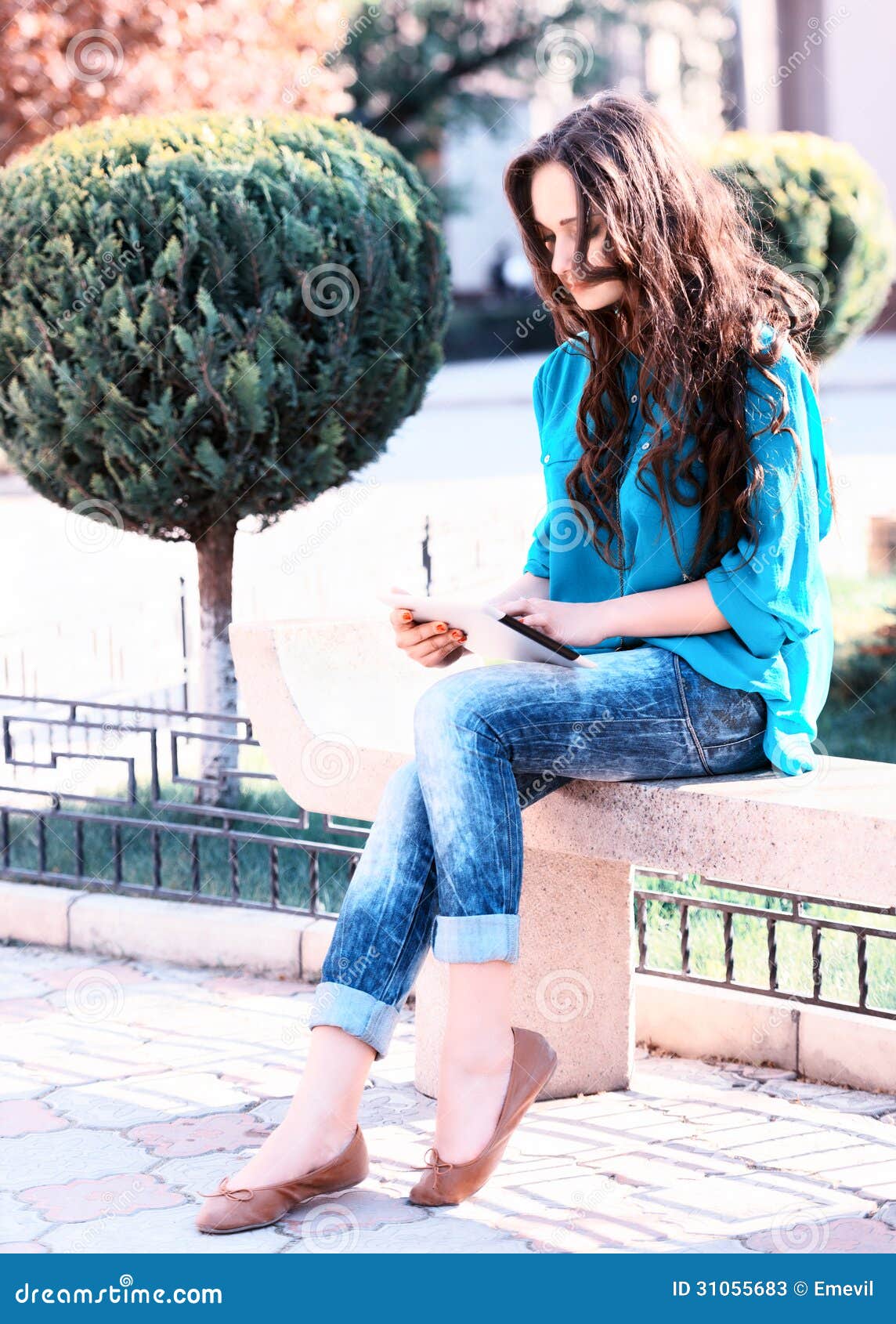 Junge Frau, Die Tablette Verwendet Stockbild - Bild von leben, geschäft ...