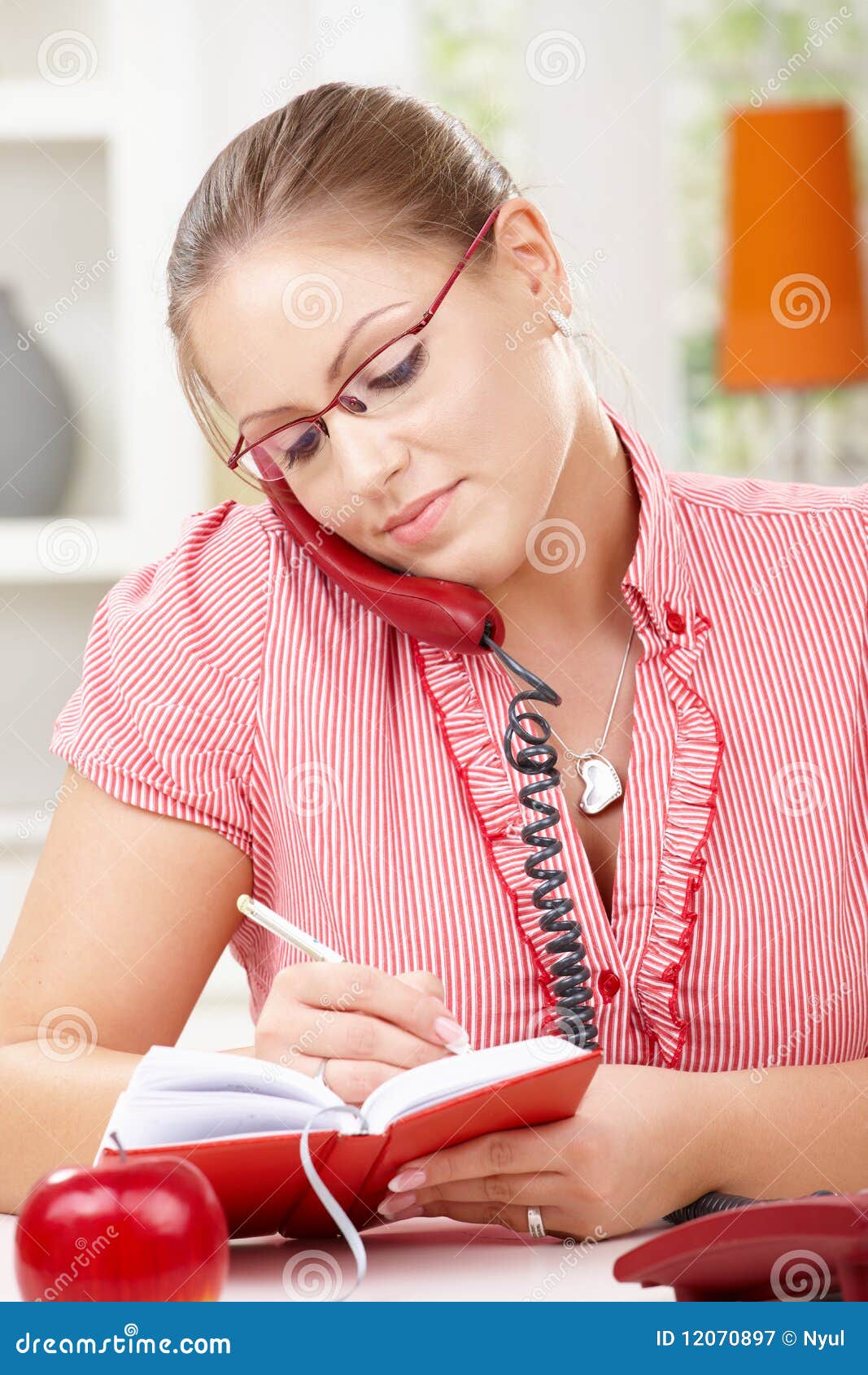 Junge Frau, Die am Telefon Spricht Stockbild - Bild von alleine ...