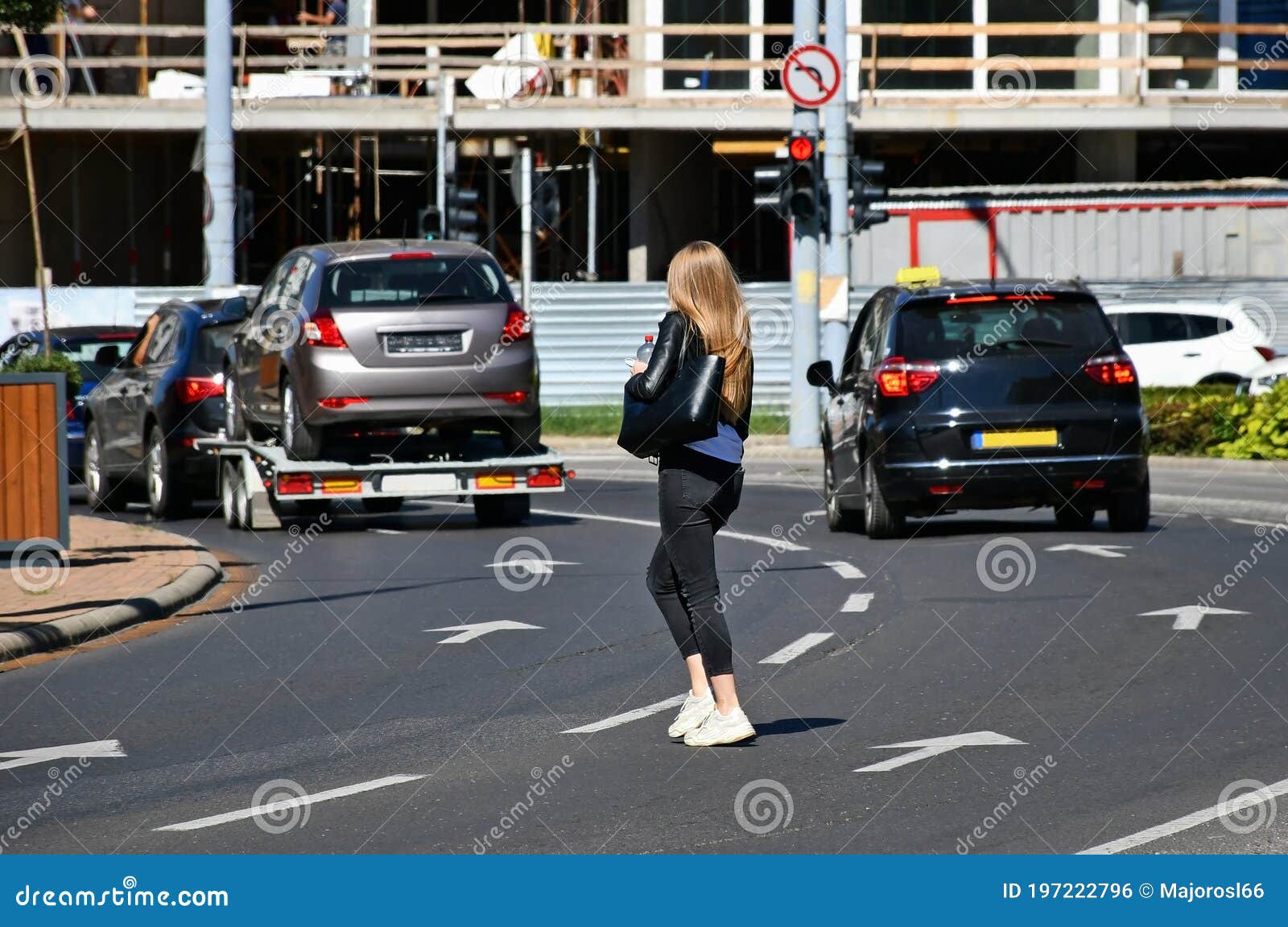 Junge Frau Geht Mitten Auf Der Straße Redaktionelles Foto Bild Von