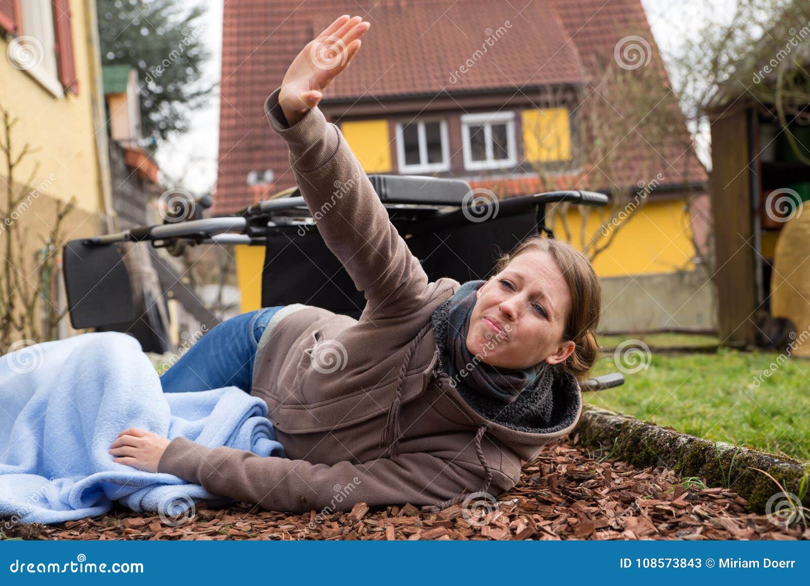 Junge Frau Hatte Einen Unfall Stockbild - Bild von notfall, lüge: 108573843