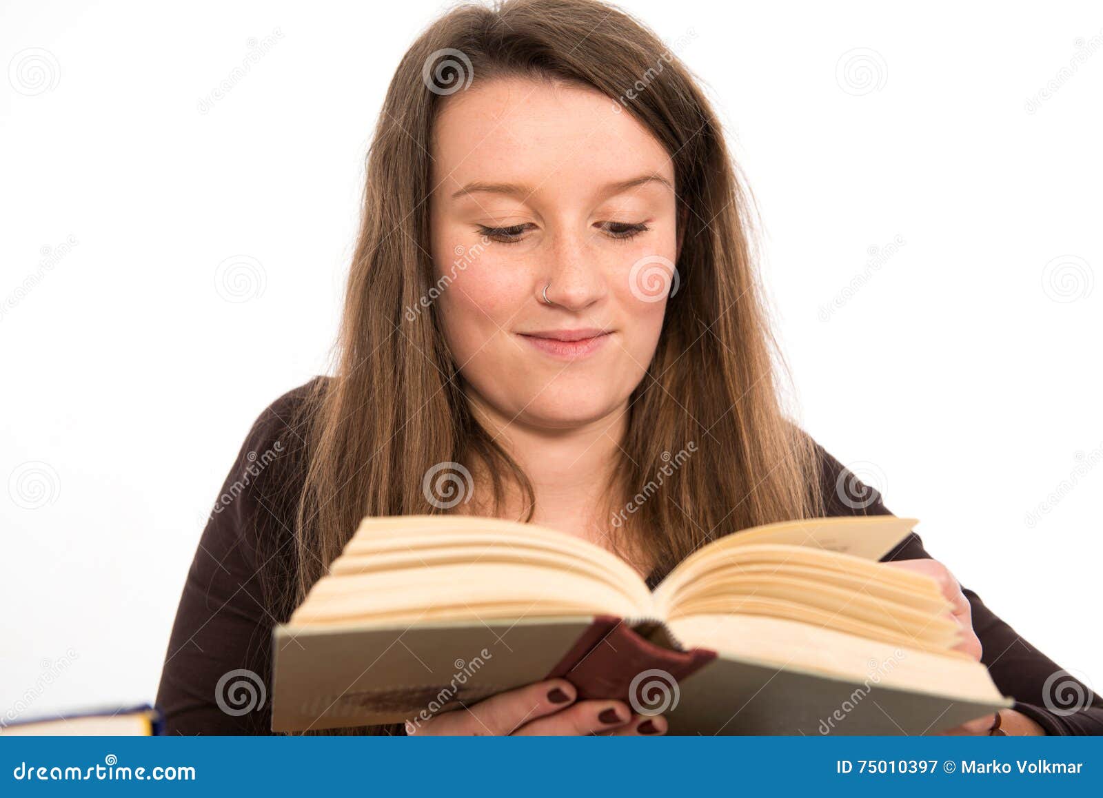 Junge Frau liest stockbild. Bild von lernen, reflektiert - 75010397