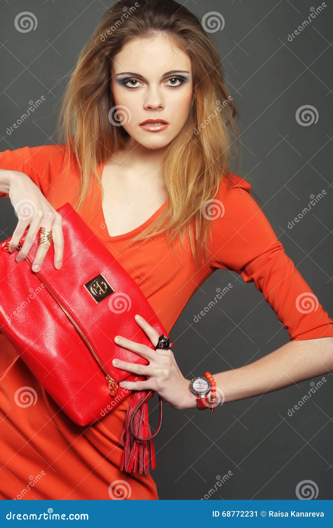 Junge Frau mit Beutel stockbild. Bild von auszug, mädchen - 68772231