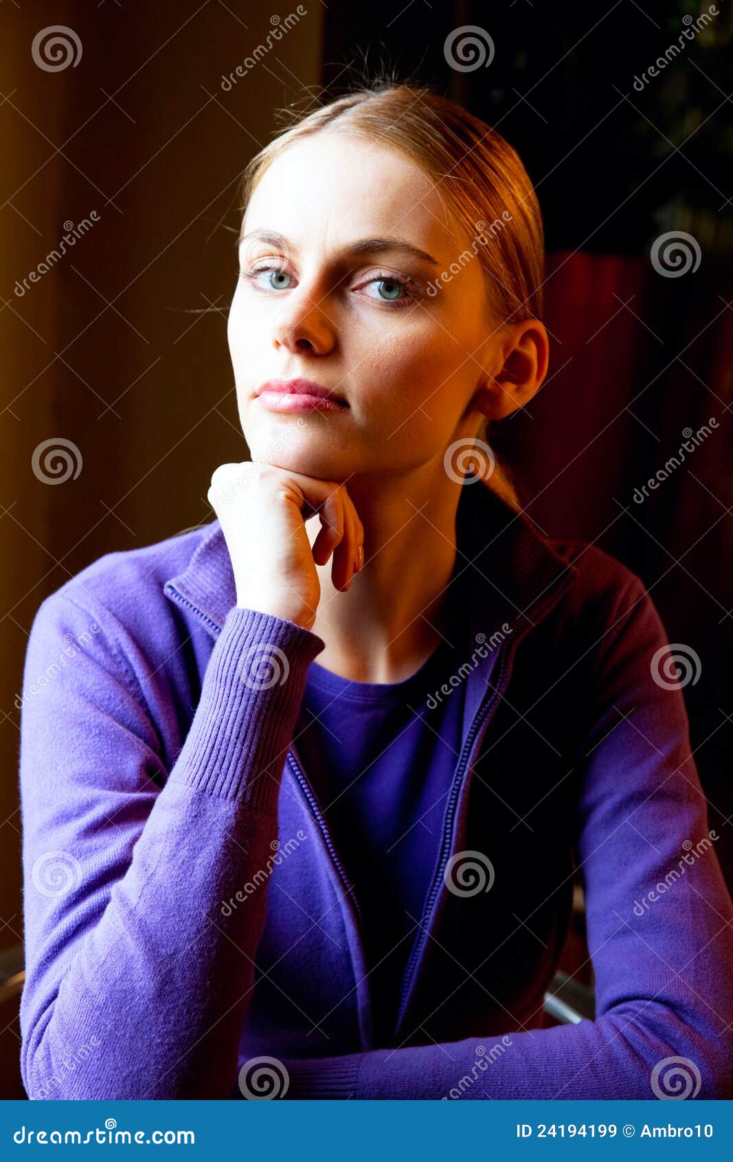 Junge Frau Mit Der Hand Unter Kinn Stockbild - Bild von haar, zuhause ...